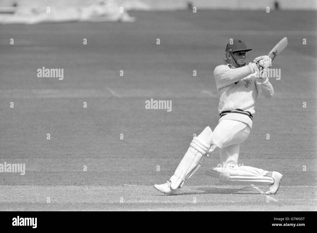 Hampshire's Mark Nicholas pulls the ball to the boundary for four Stock ...