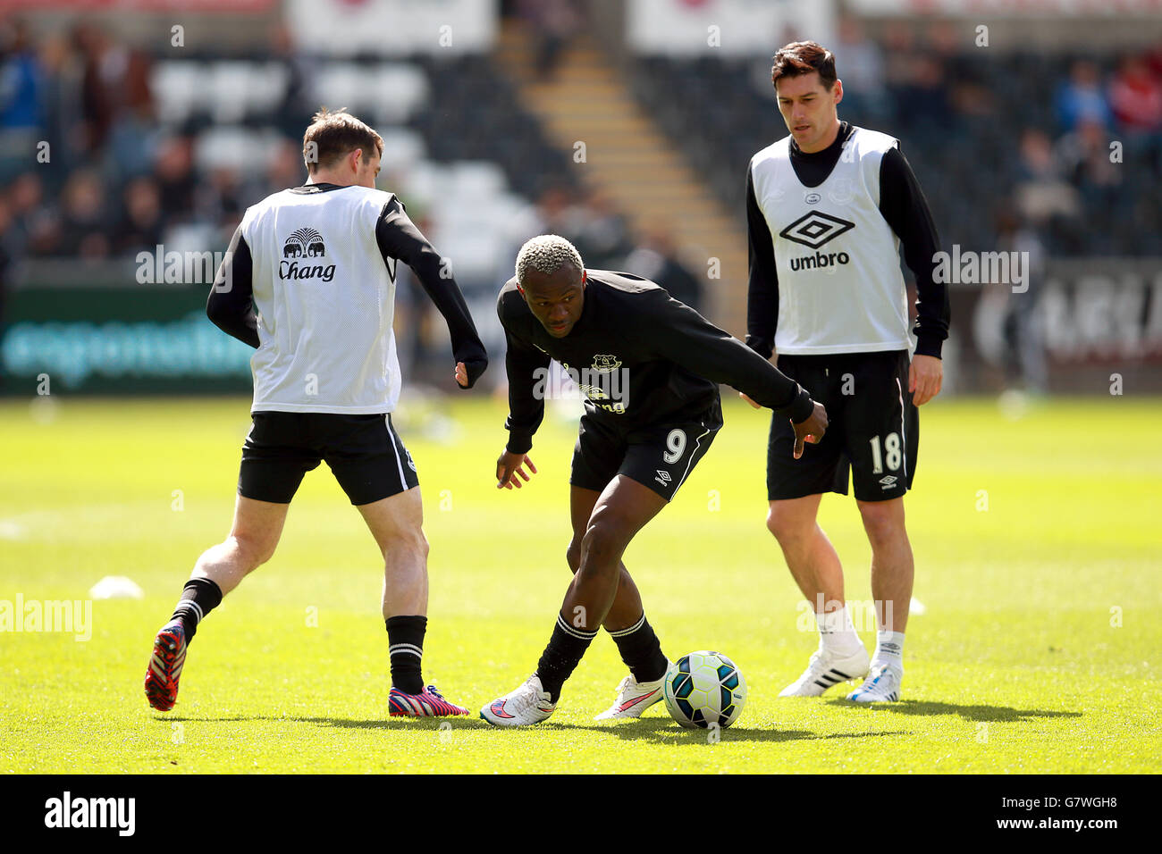 Everton's Arouna Kone takes on Leighton Baines (left) and Gareth Barry ...
