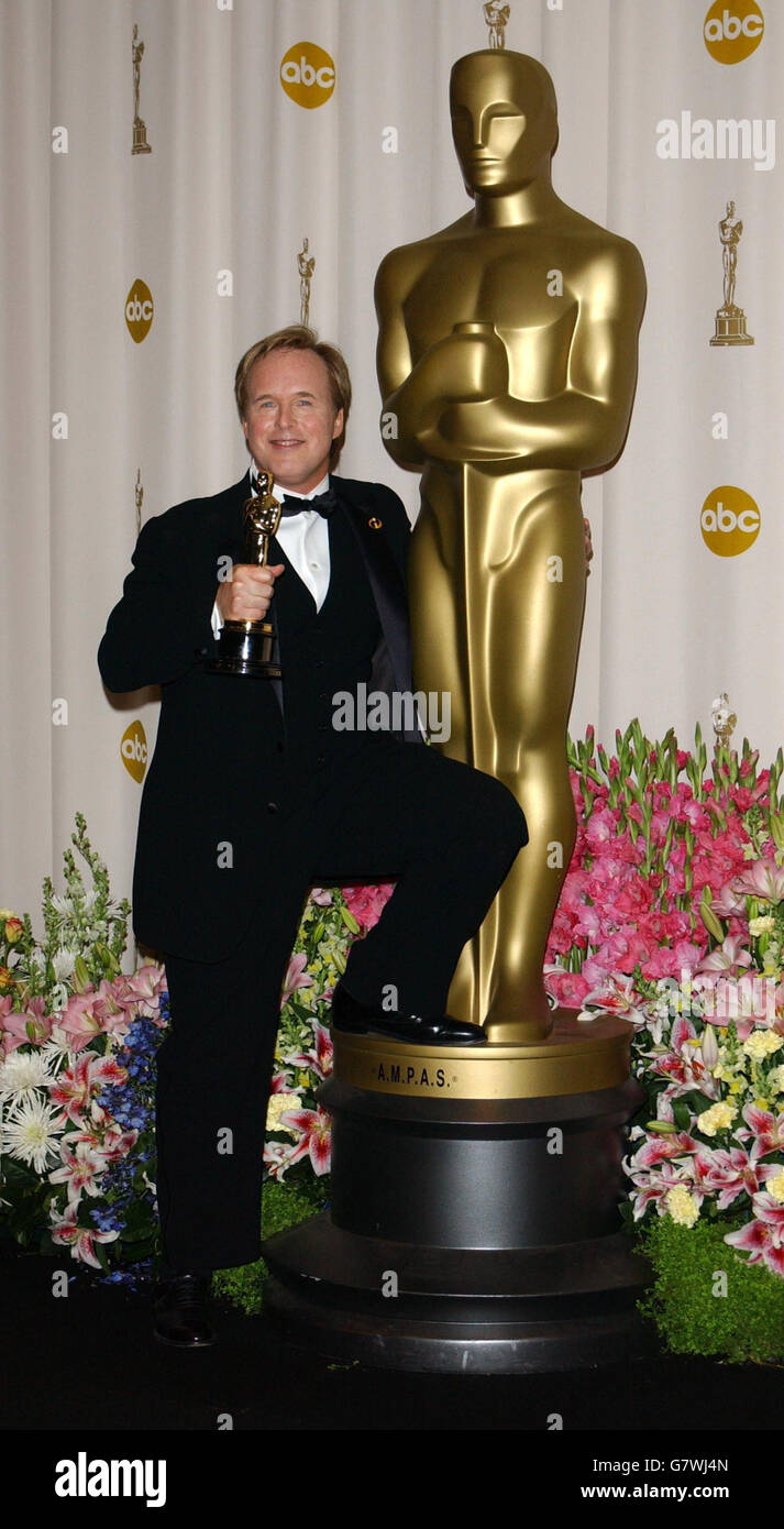 Oscars celebrity oscar full length smiling 2005 oscars hli hi-res stock ...