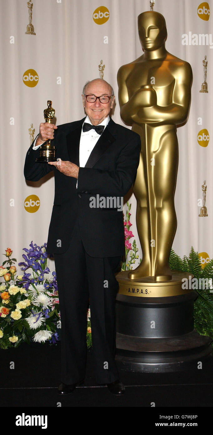 Oscars celebrity oscar full length smiling 2005 hi-res stock ...