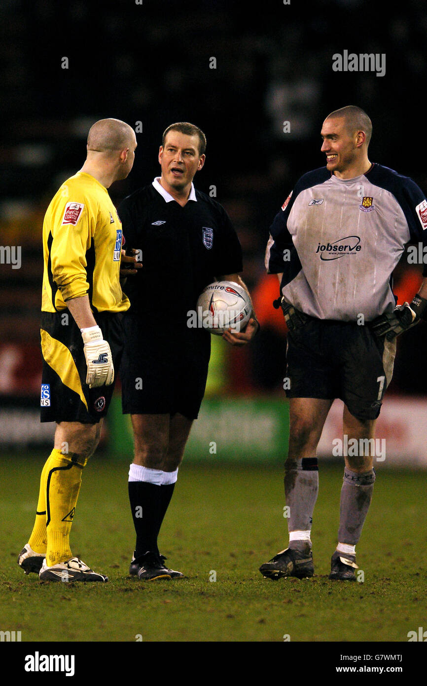 (l-r) Sheffield United's goalkeeper Paddy Kenny, referee Mark ...