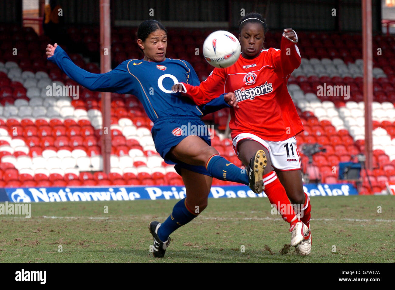 Charlton Athletic's Eniola Aluko and Arsenal's Mary Phillip Stock Photo ...