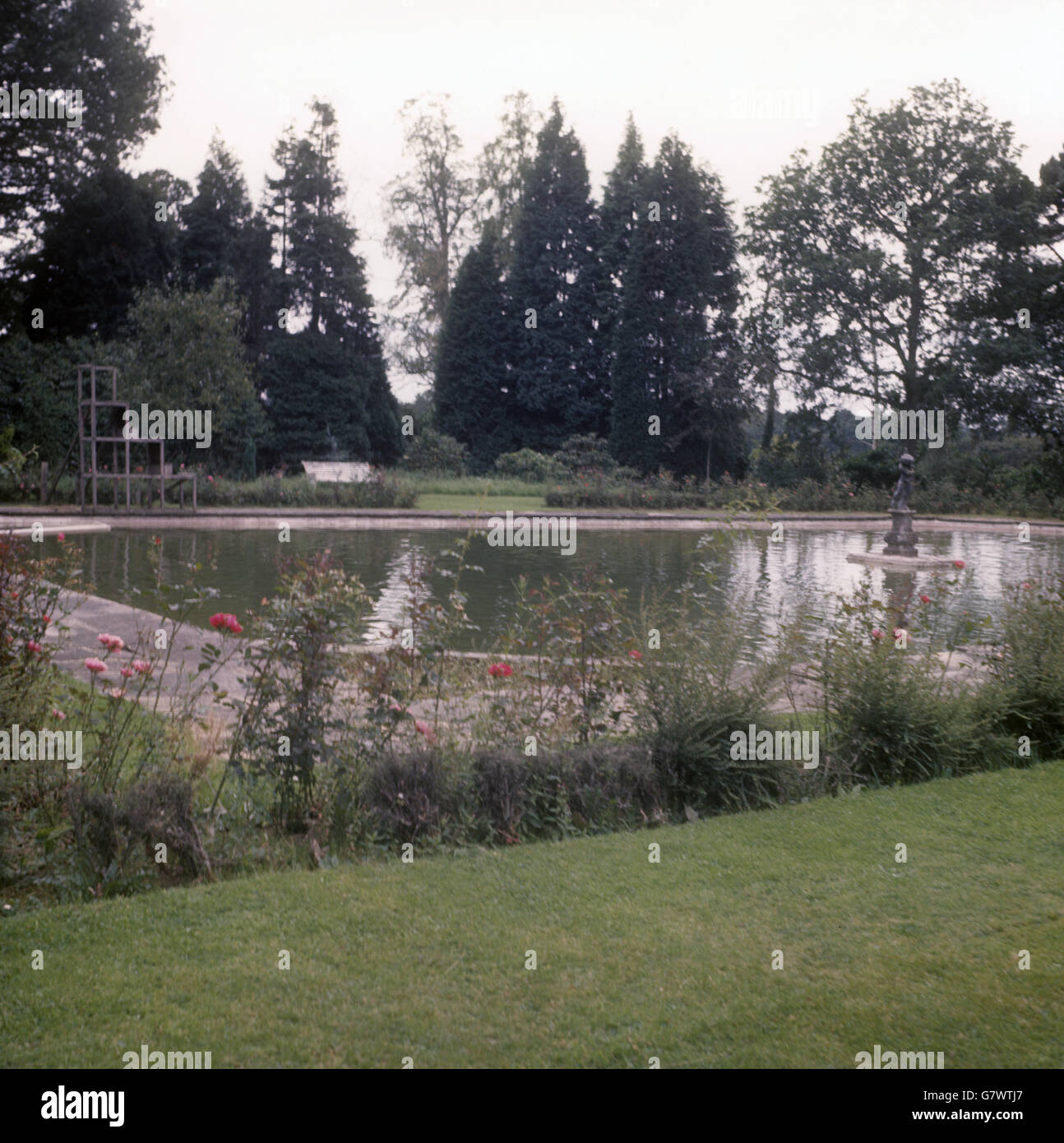 The swimming pool in grounds cheam school hi-res stock photography and ...