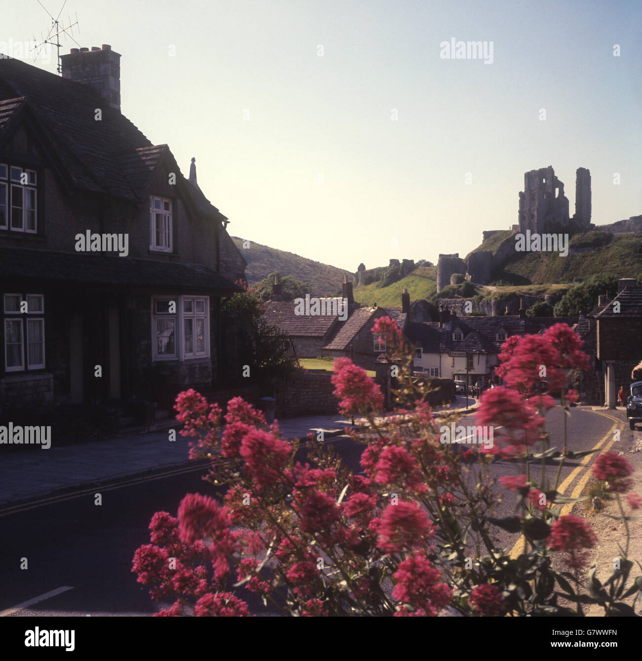Buildings and landmarks corfe castle dorset hi-res stock photography ...
