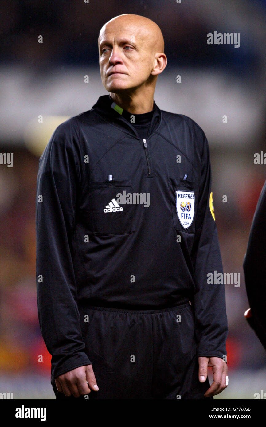 Stamford bridge referee pierluigi collina hi-res stock photography and ...