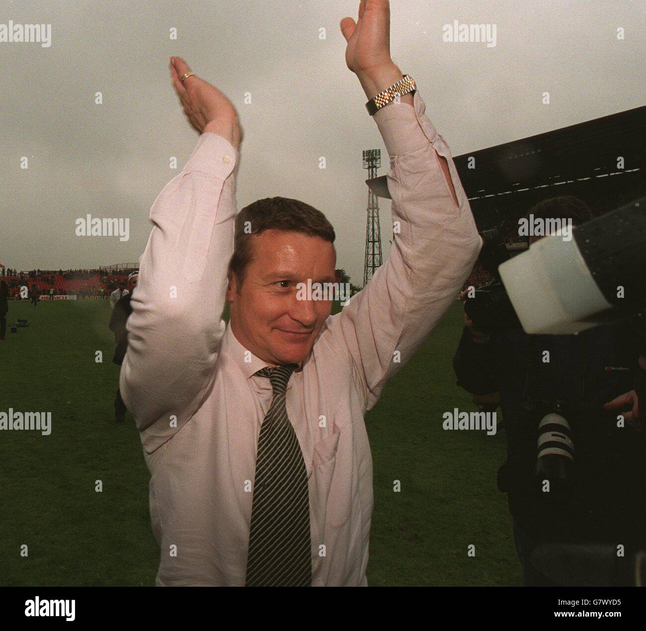 Barnsley manager danny wilson hi-res stock photography and images - Alamy