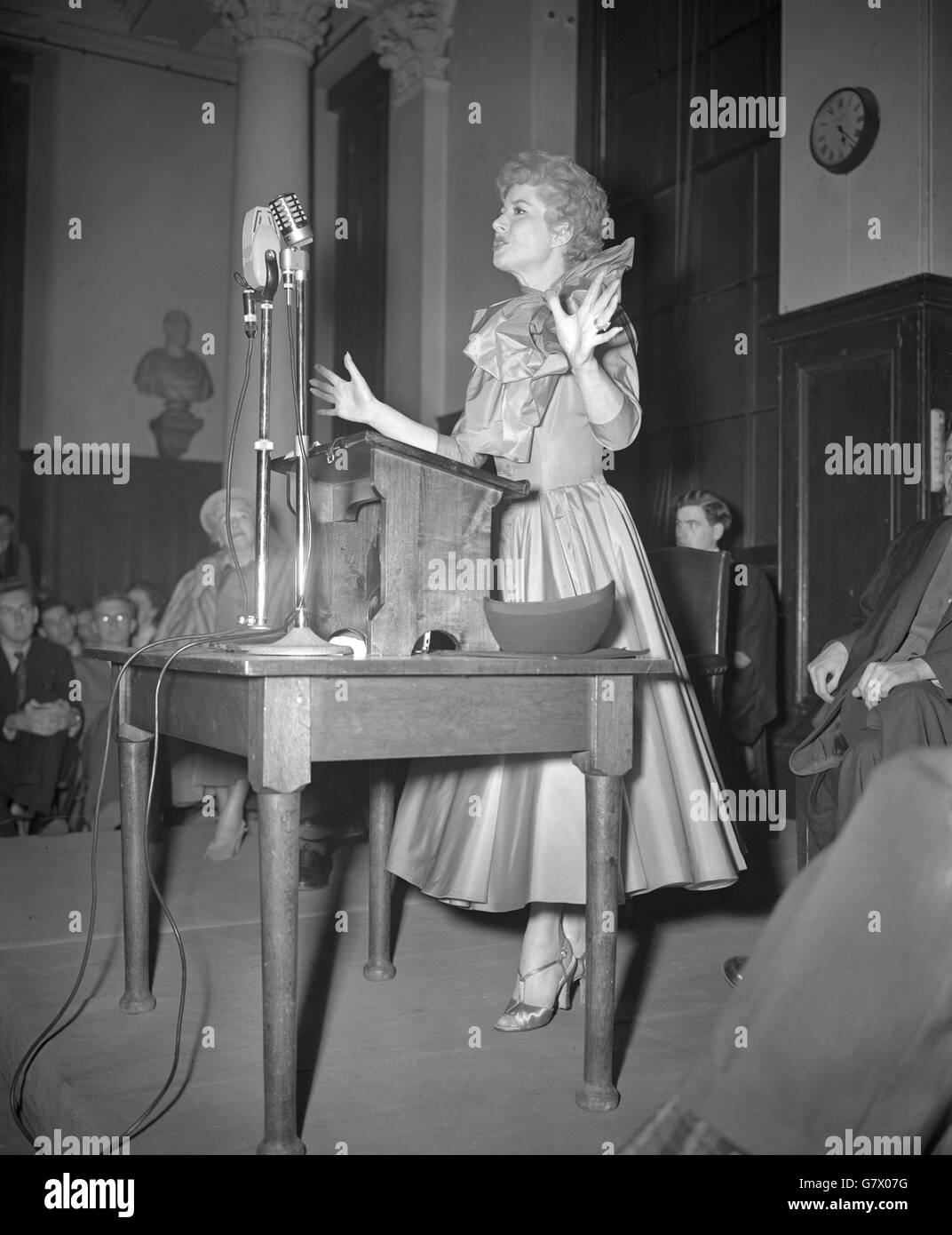 Film star greer garson in mrs miniver pose hi-res stock photography and ...