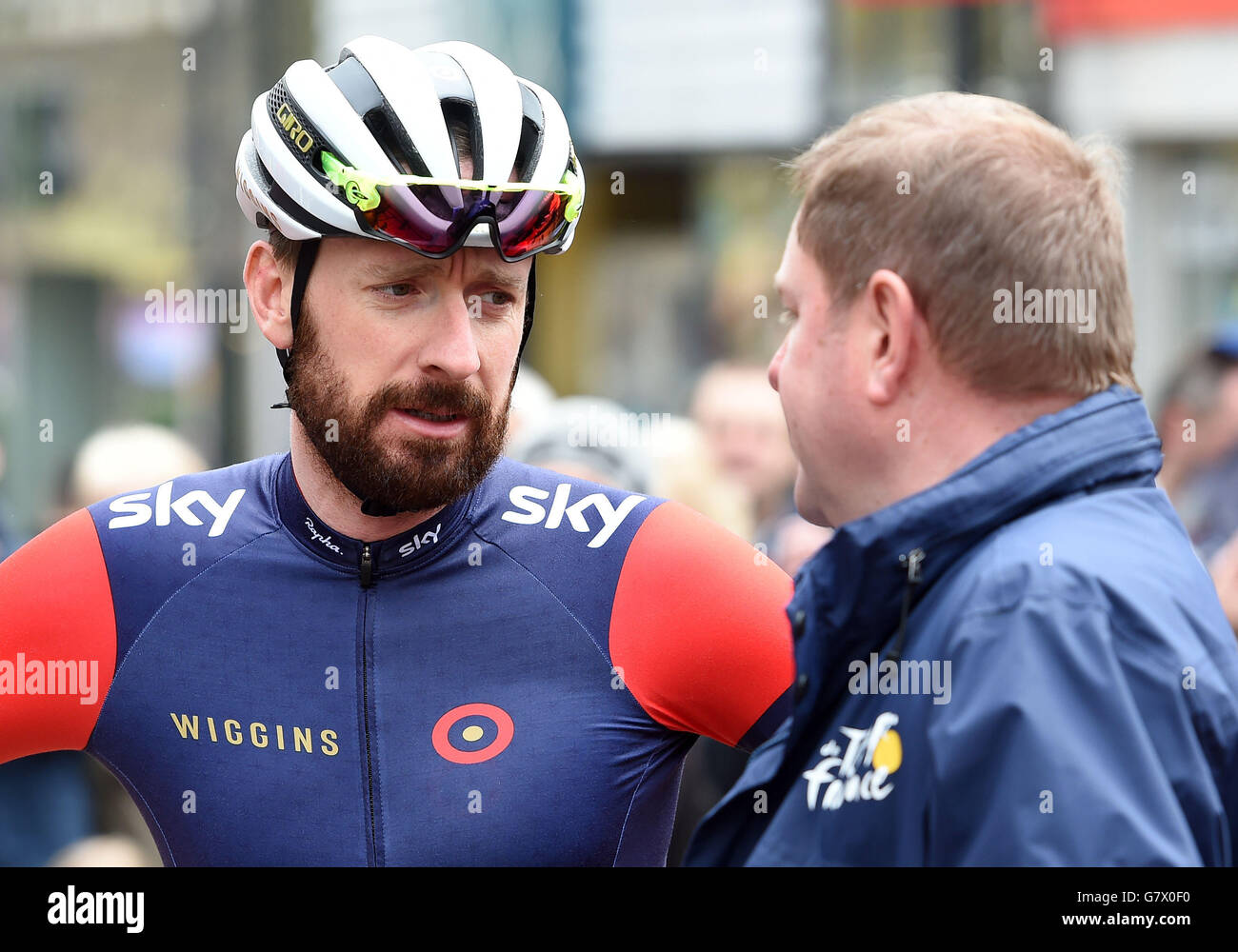 Team Wiggins rider Sir Bradley Wiggins talks with Gary Verity (chief ...