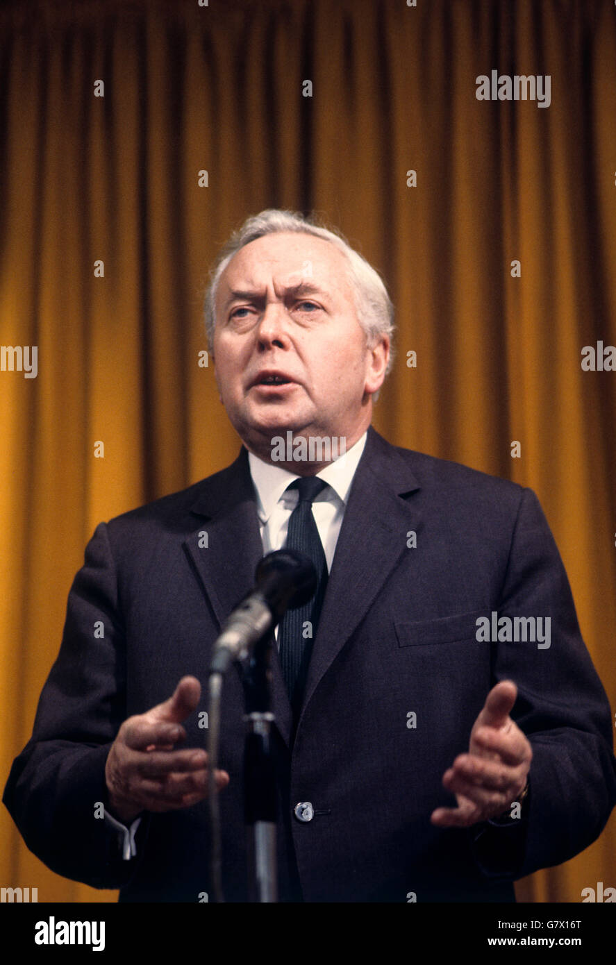 Harold wilson press conference hi-res stock photography and images - Alamy