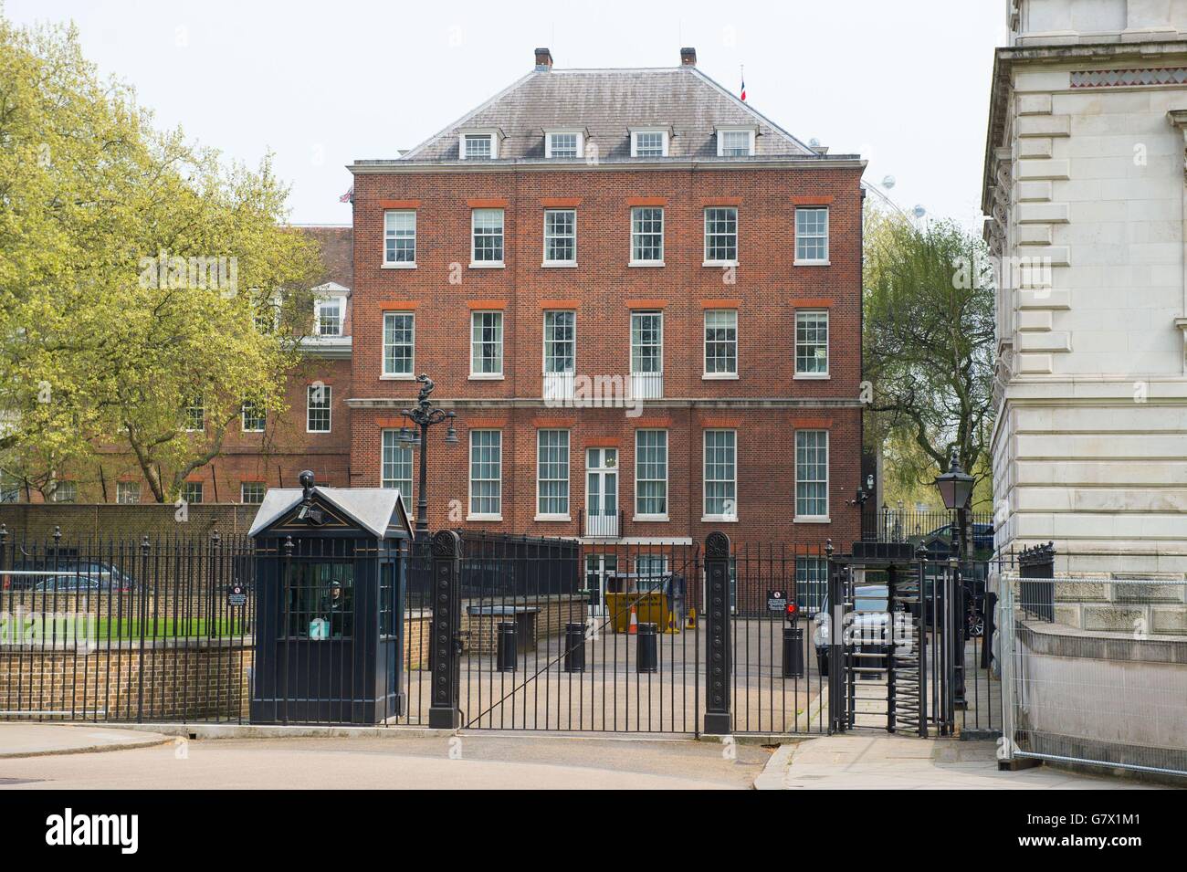 Photographers downing street hi-res stock photography and images - Alamy