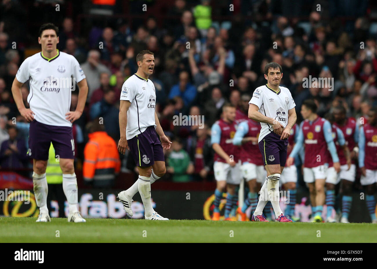 Everton's Leighton Baines (right) Phil Jagielka (centre) and Gareth ...