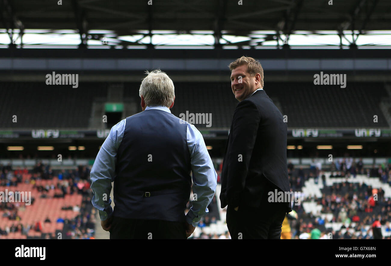 MK Dons' Manager Karl Robinson talks to Yeovil Town Manager Paul Sturrock during the Sky Bet ...
