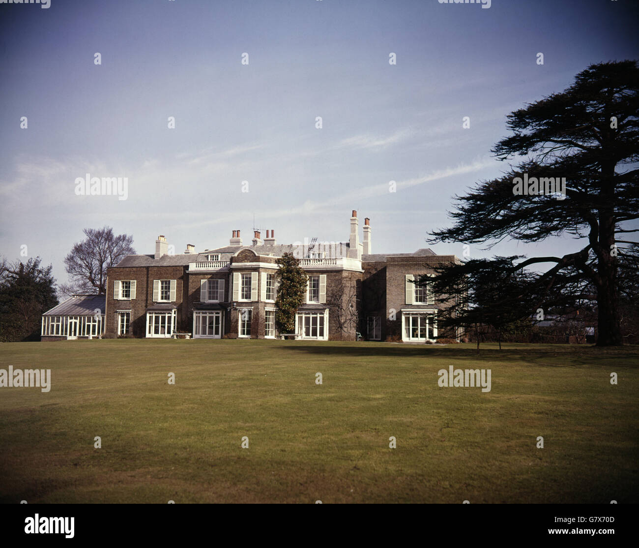 Thatched house lodge at richmond park hi-res stock photography and ...