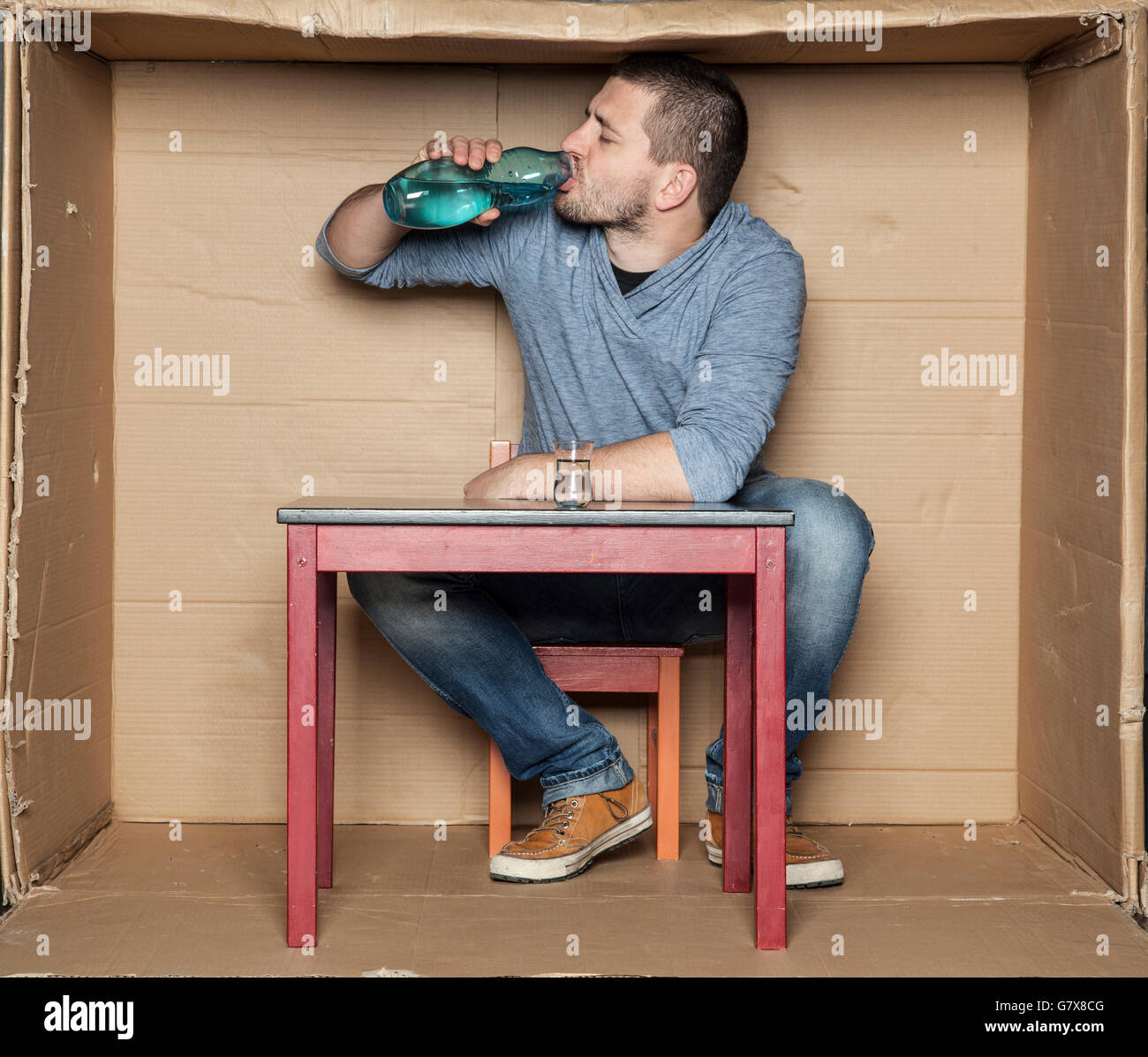 homeless man drinking alcohol from a bottle Stock Photo - Alamy