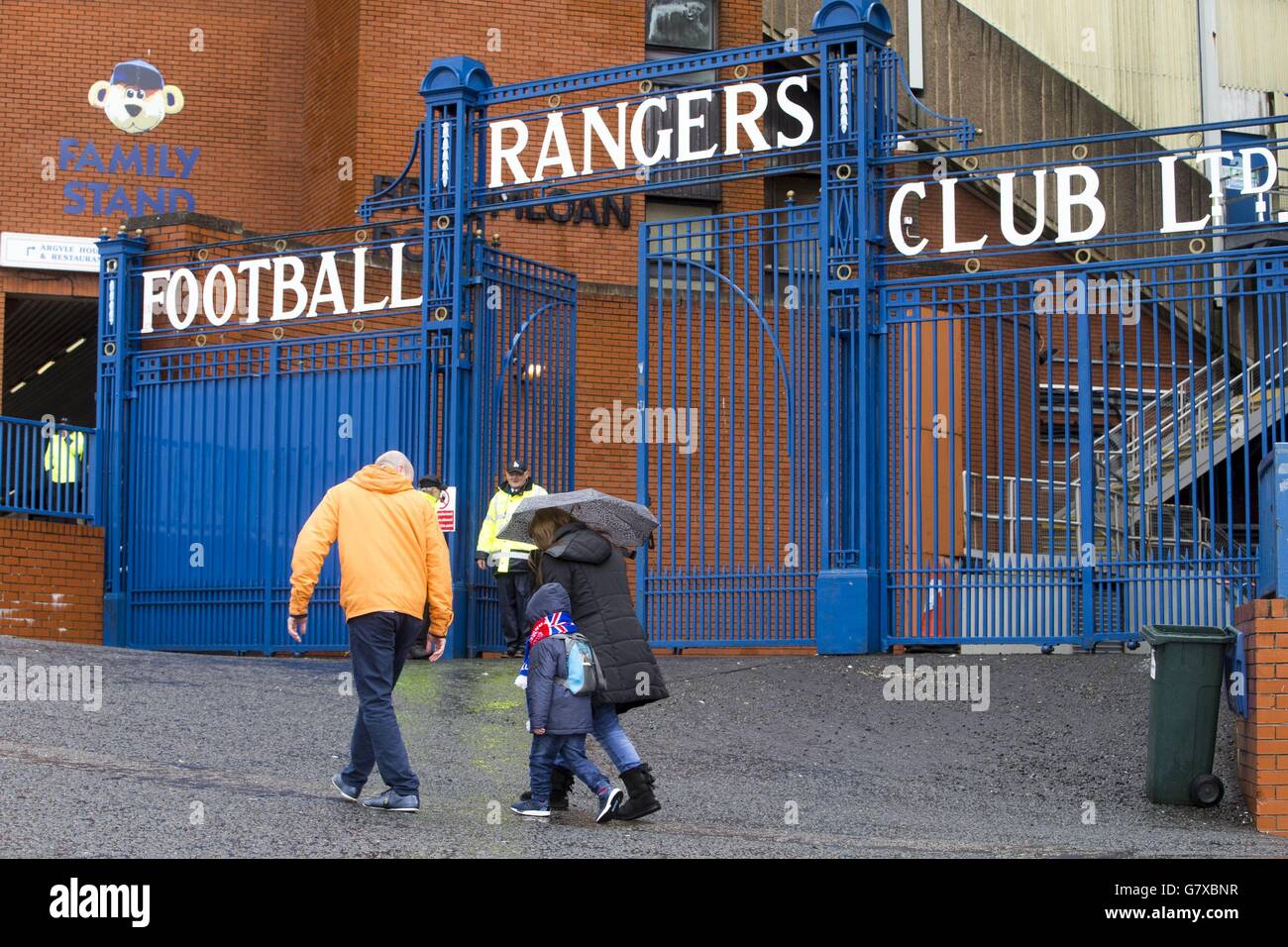 Queen of the south fans at the scottish premiership hi-res stock photography and images - Alamy