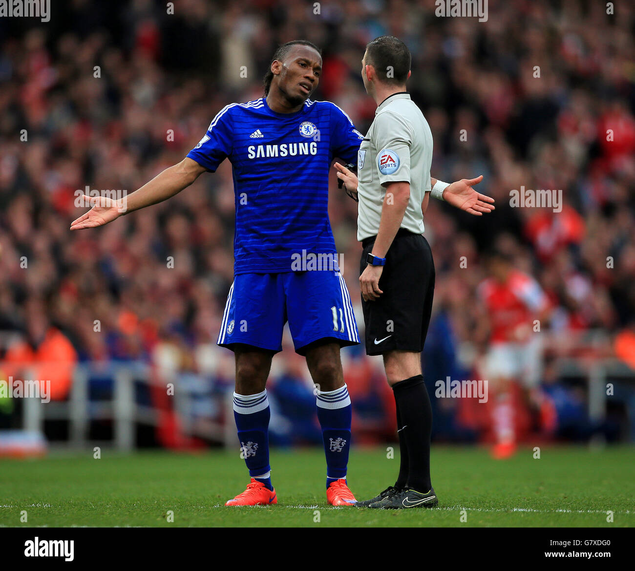 Referee michael oliver arsenal chelsea hi-res stock photography and ...