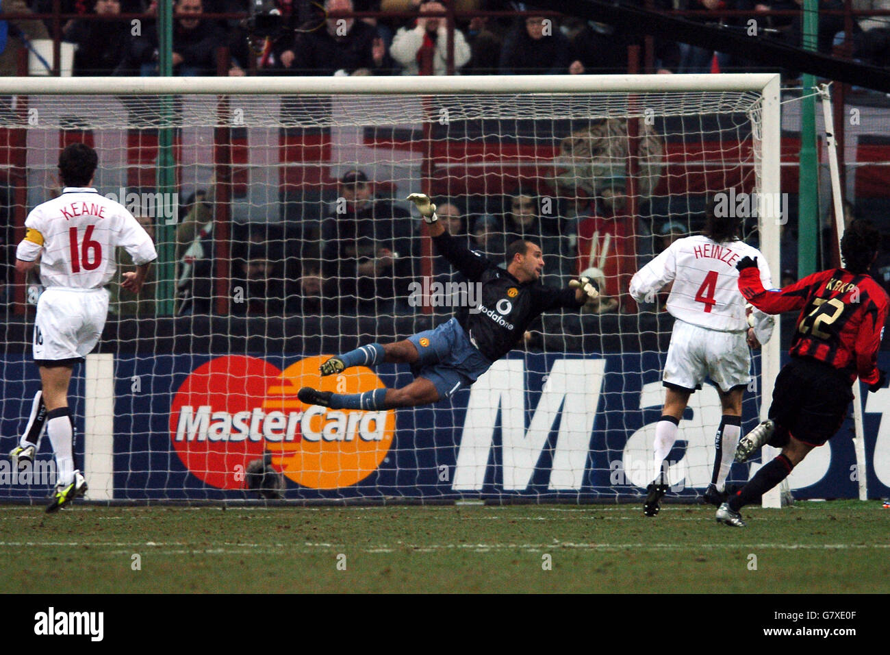 Manchester United's goalkeeper Tim Howard is beaten by a header from AC ...