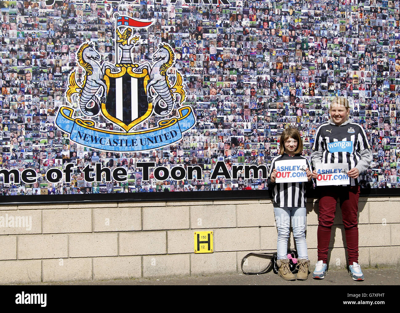 Football spurs paper sign hi-res stock photography and images - Alamy