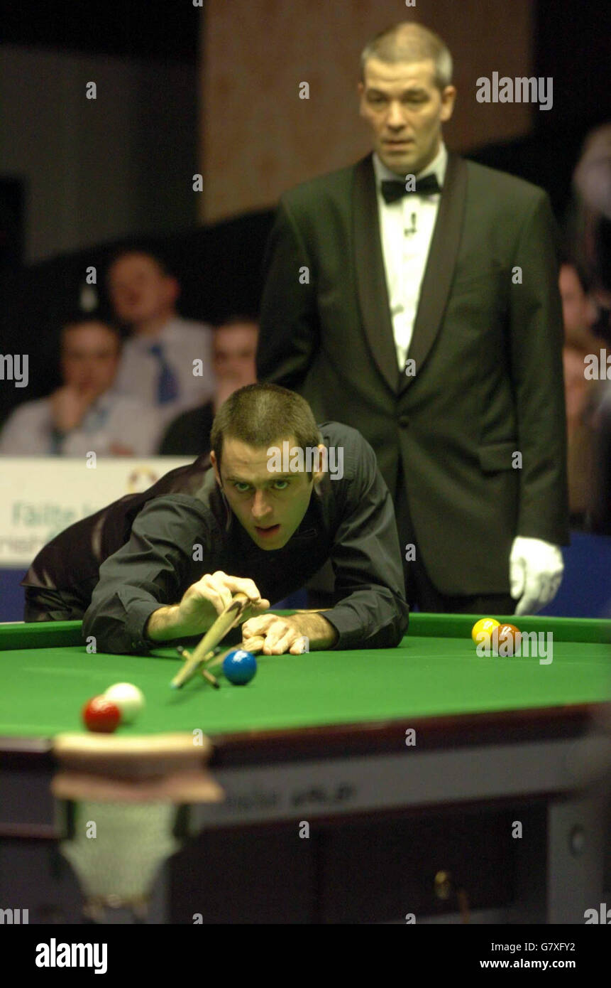 Sport snooker action referee hi-res stock photography and images - Alamy