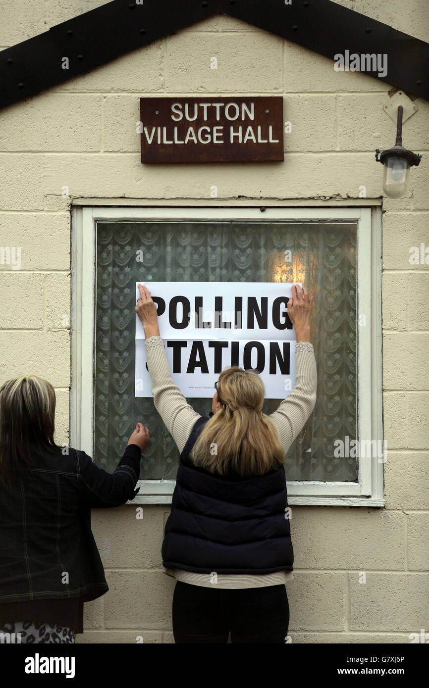 Sutton village sign hi-res stock photography and images - Alamy