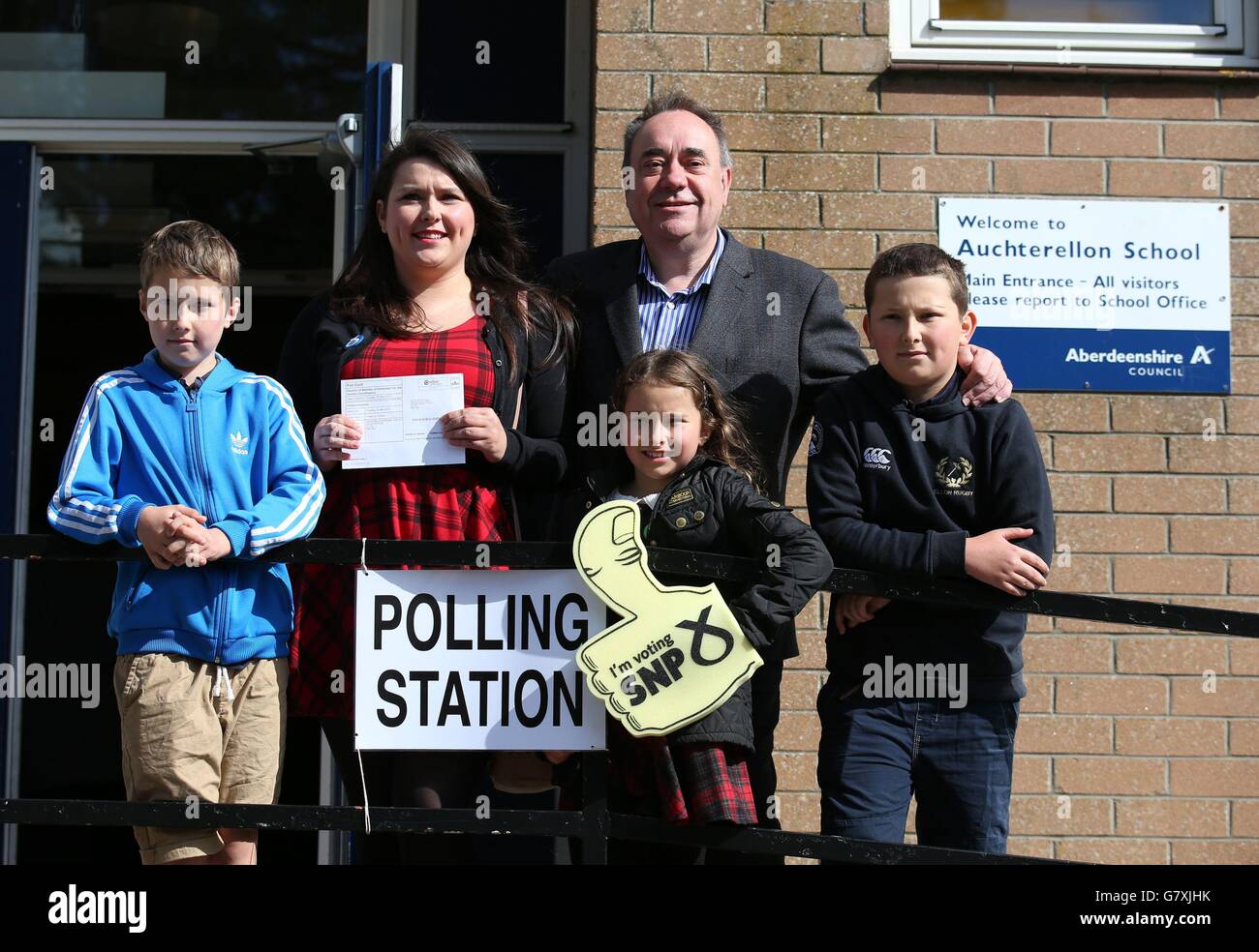School polling centre hi-res stock photography and images - Alamy