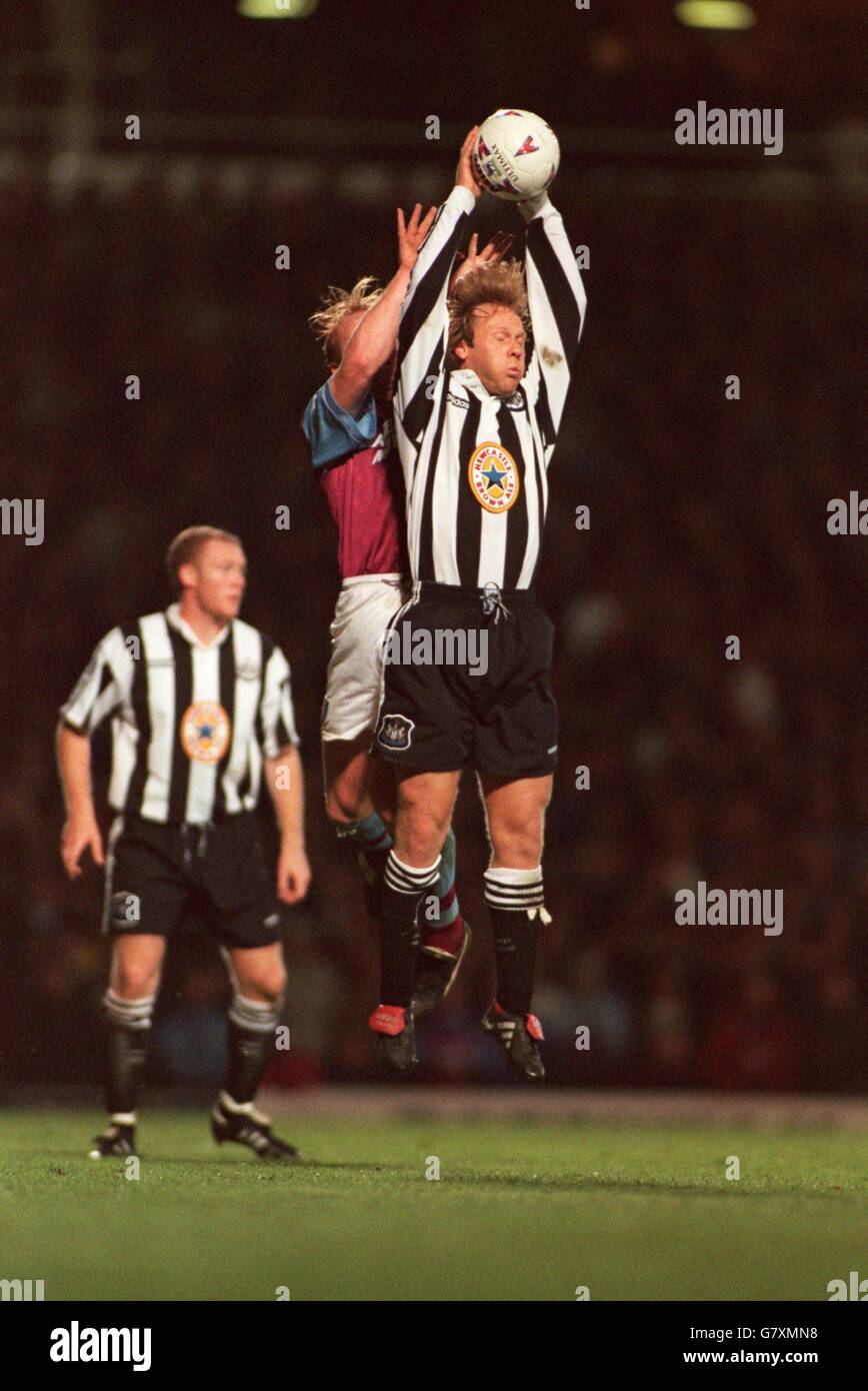 Warren Barton, Newcastle United catches the ball in mid-air r Stock ...