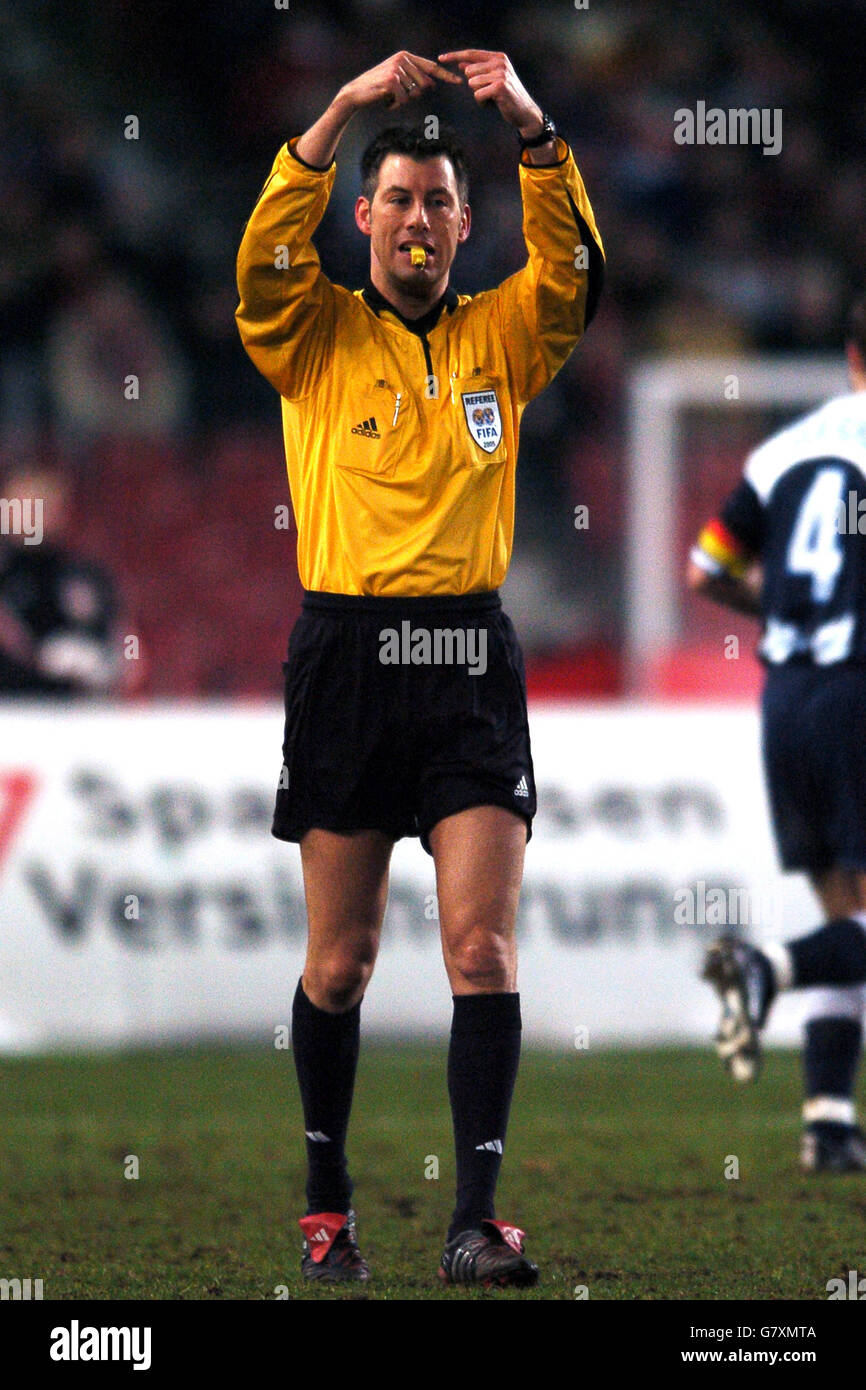 Bundesliga referee hertha hi-res stock photography and images - Alamy