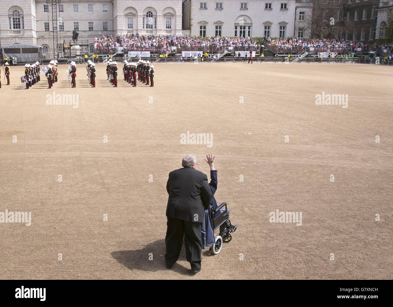 Ve day crowds hi-res stock photography and images - Alamy