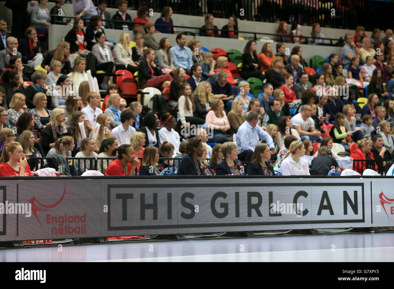 England netball fans in stands hi-res stock photography and images - Alamy