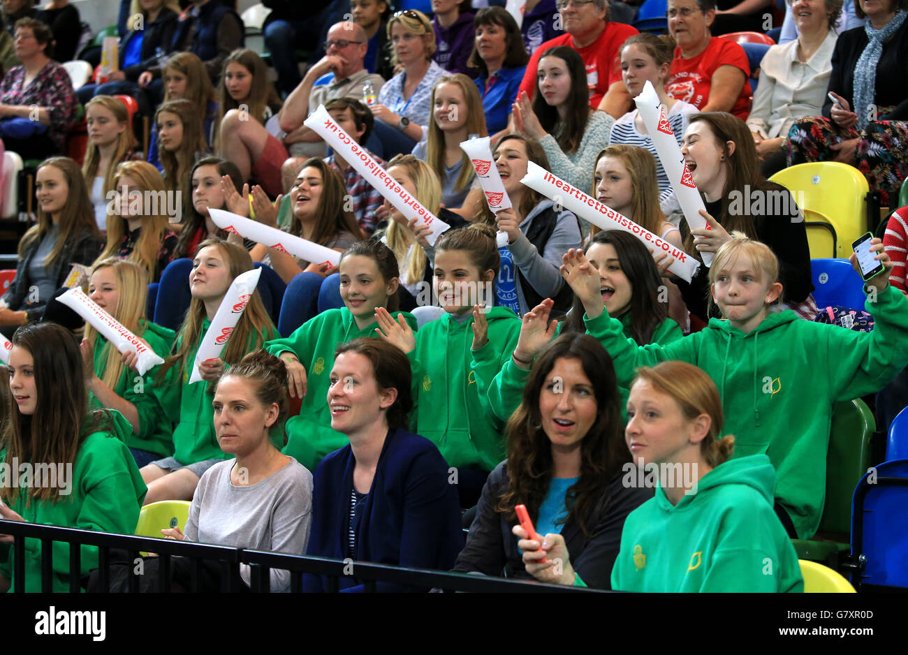 England netball fans in stands hi-res stock photography and images - Alamy
