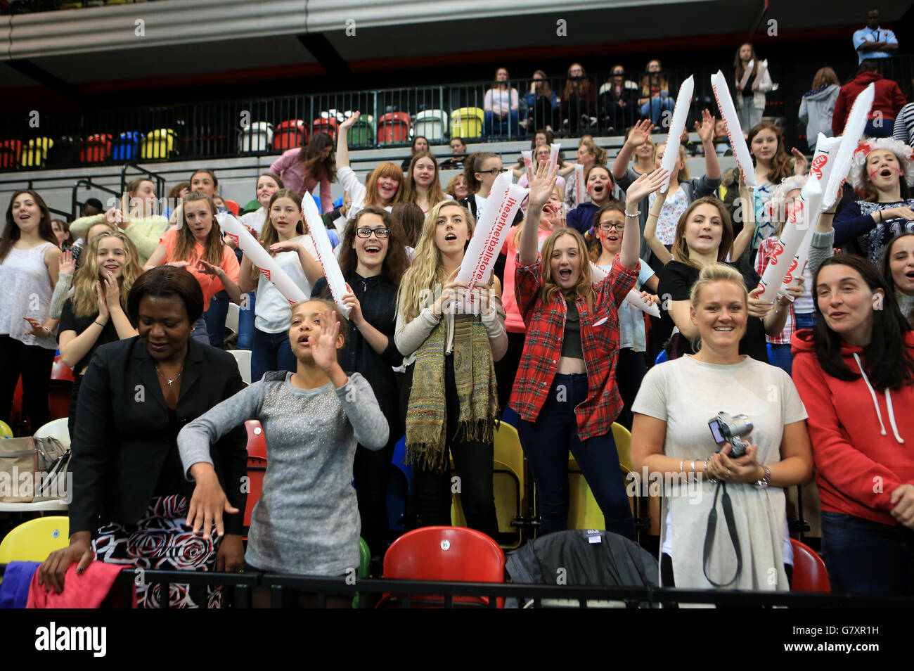 England netball fans in stands hi-res stock photography and images - Alamy