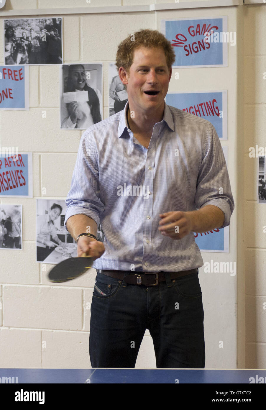 Prince harry plays table hi-res stock photography and images - Alamy