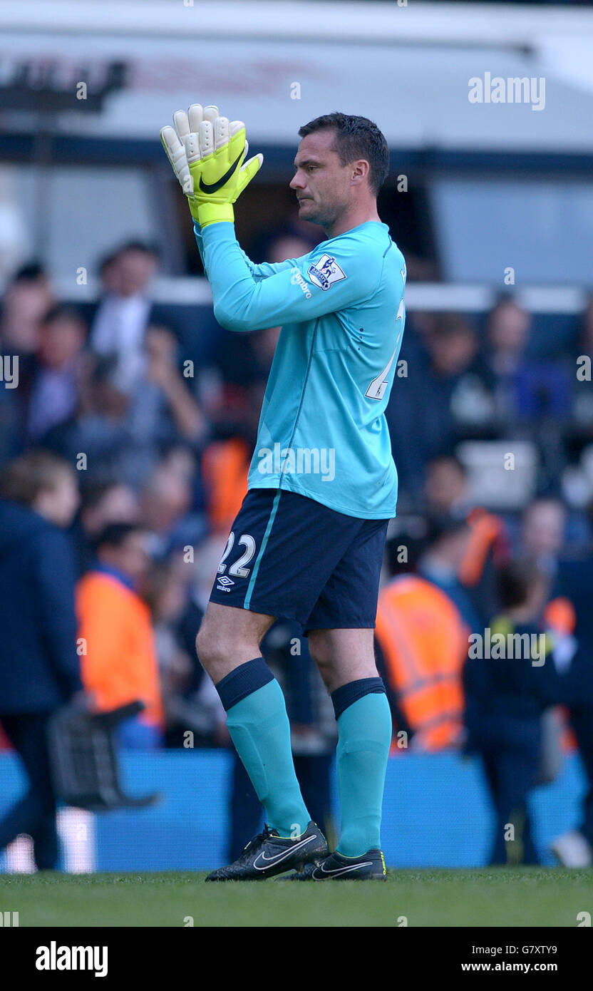 Hull City goalkeeper Steve Harper acknowledges the crowd after the ...