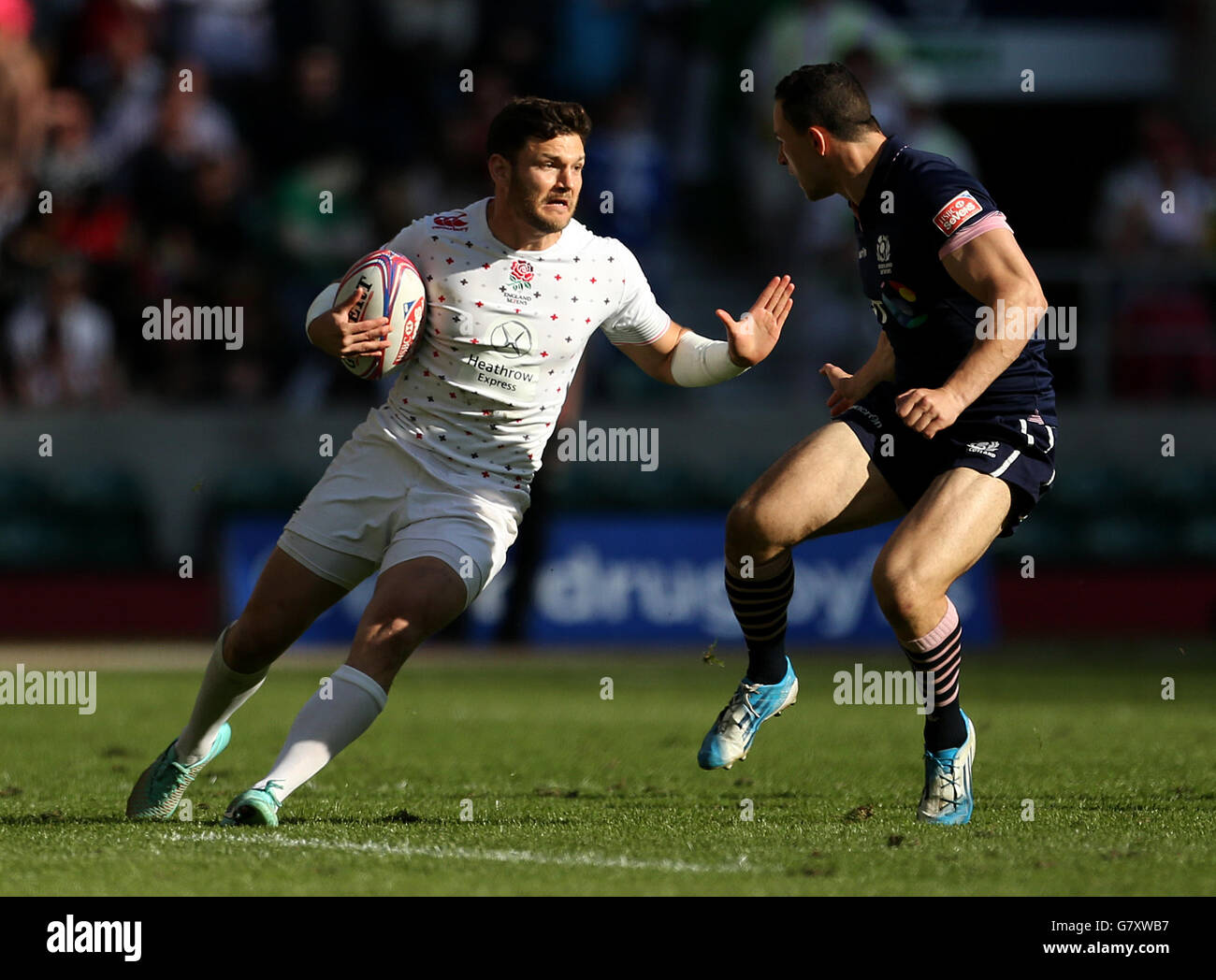 England's Jeff William's and Scotland's Jamie Farndale in the Pool C ...