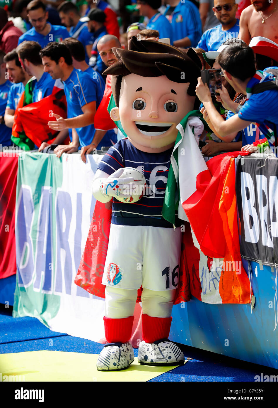 Paris, France. 27th June, 2016. EC Mascot Super Victor, with Fans ITALY ...