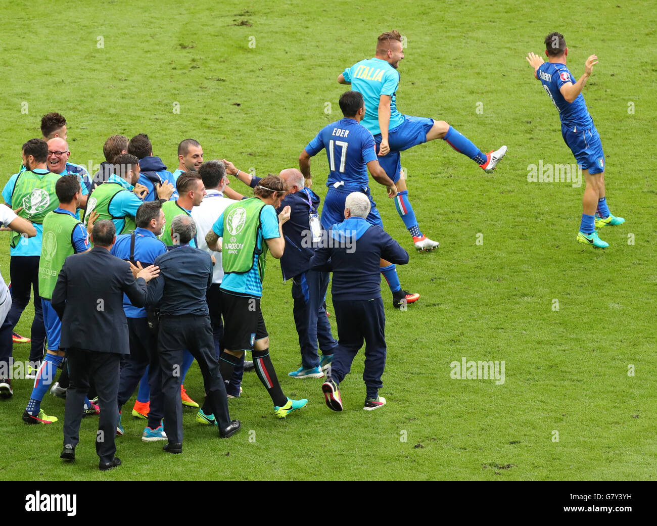 Team of Italy celebrate after winning the UEFA EURO 2016 Round of 16 ...