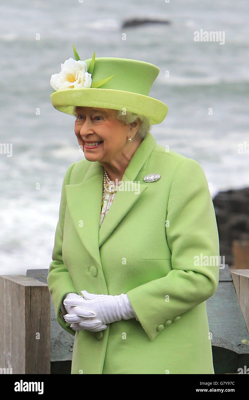 Queen elizabeth ii listen hi-res stock photography and images - Alamy