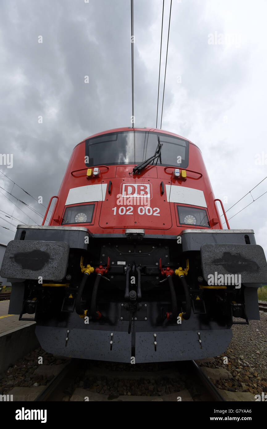 Skoda Transportation presents the Class 380 electric locomotive Emil ...