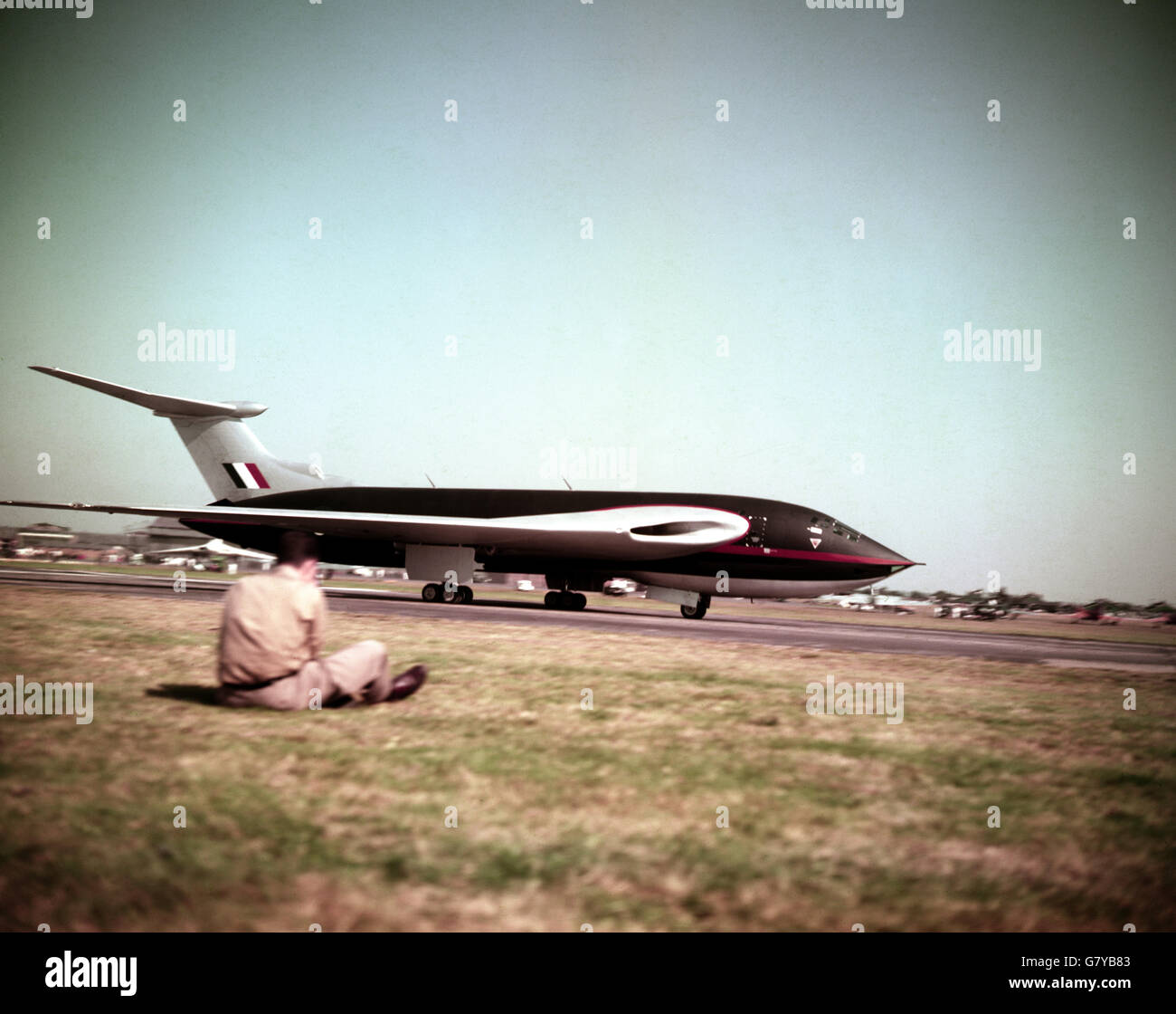 A victor bomber taking off during the farnborough air show hi-res stock ...
