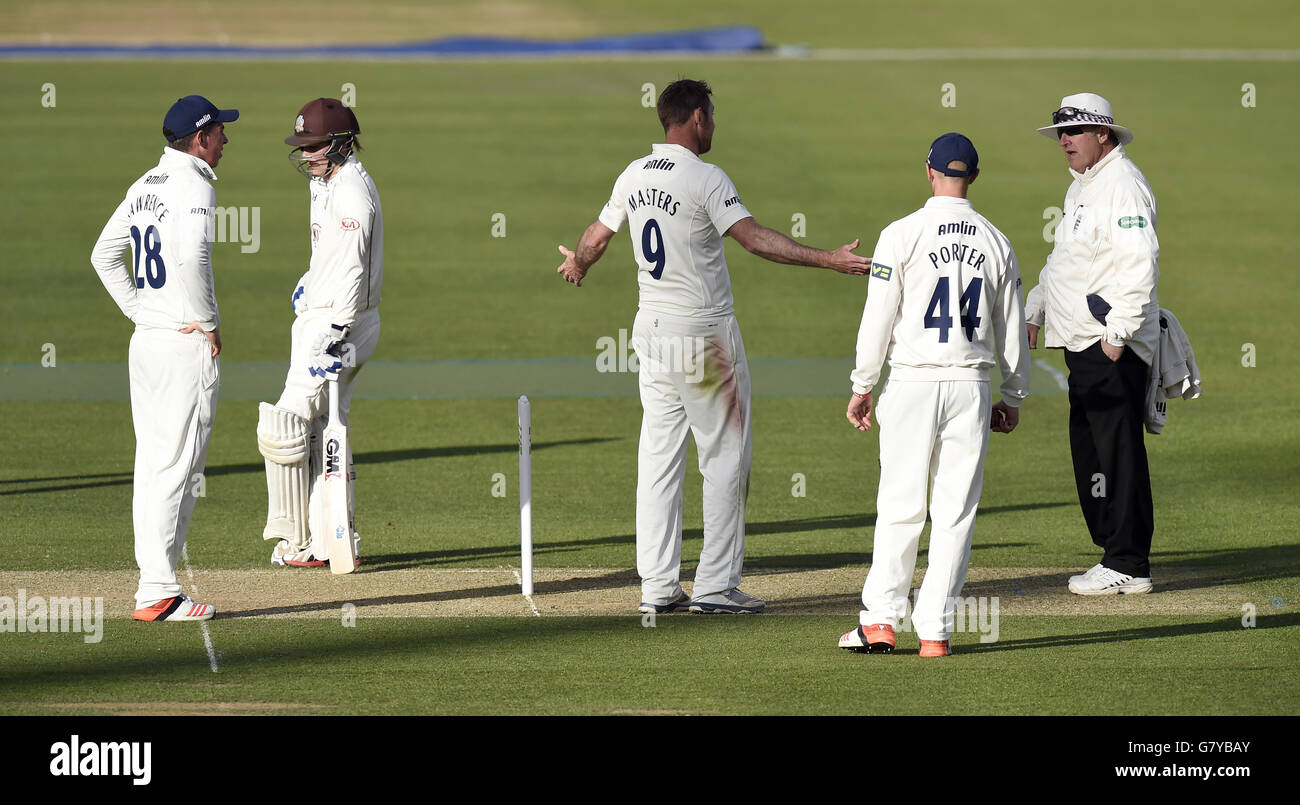 Cricket umpire signals hi-res stock photography and images - Alamy