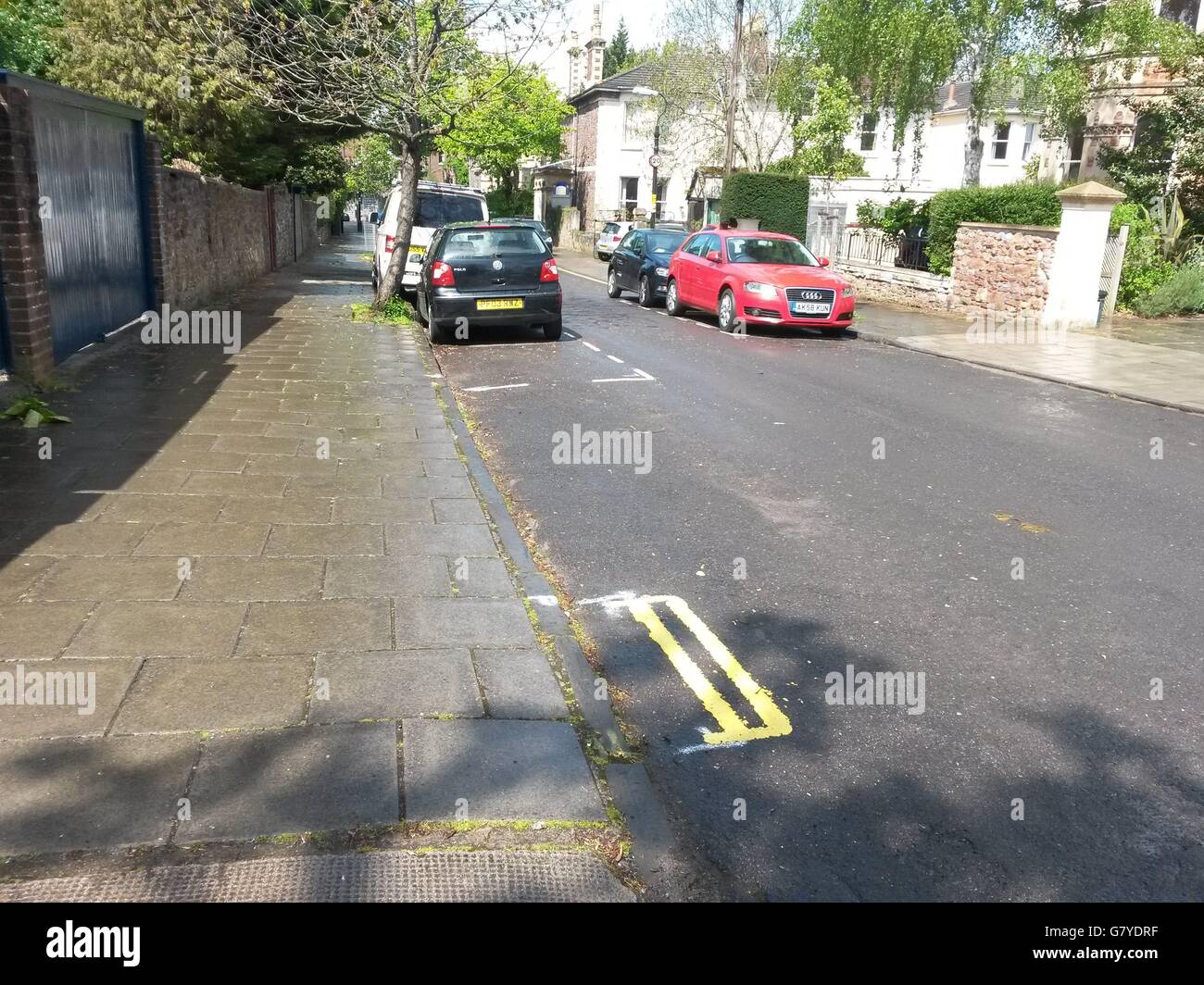 Double yellow lines that measure less than a metre Stock Photo - Alamy