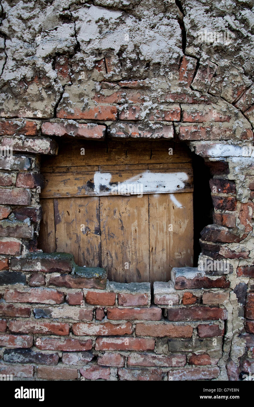 Brick wall hole hi-res stock photography and images - Alamy
