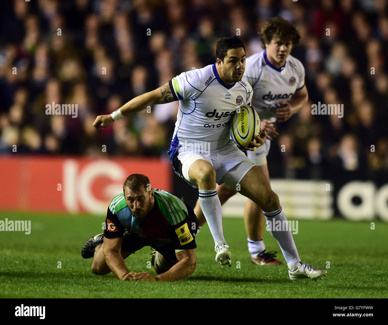Bath's Horacio Agulla gets away from Harlequins' Chris Robshaw during ...