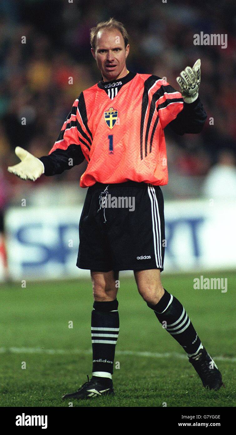 Ravelli goalkeeper hi-res stock photography and images - Alamy