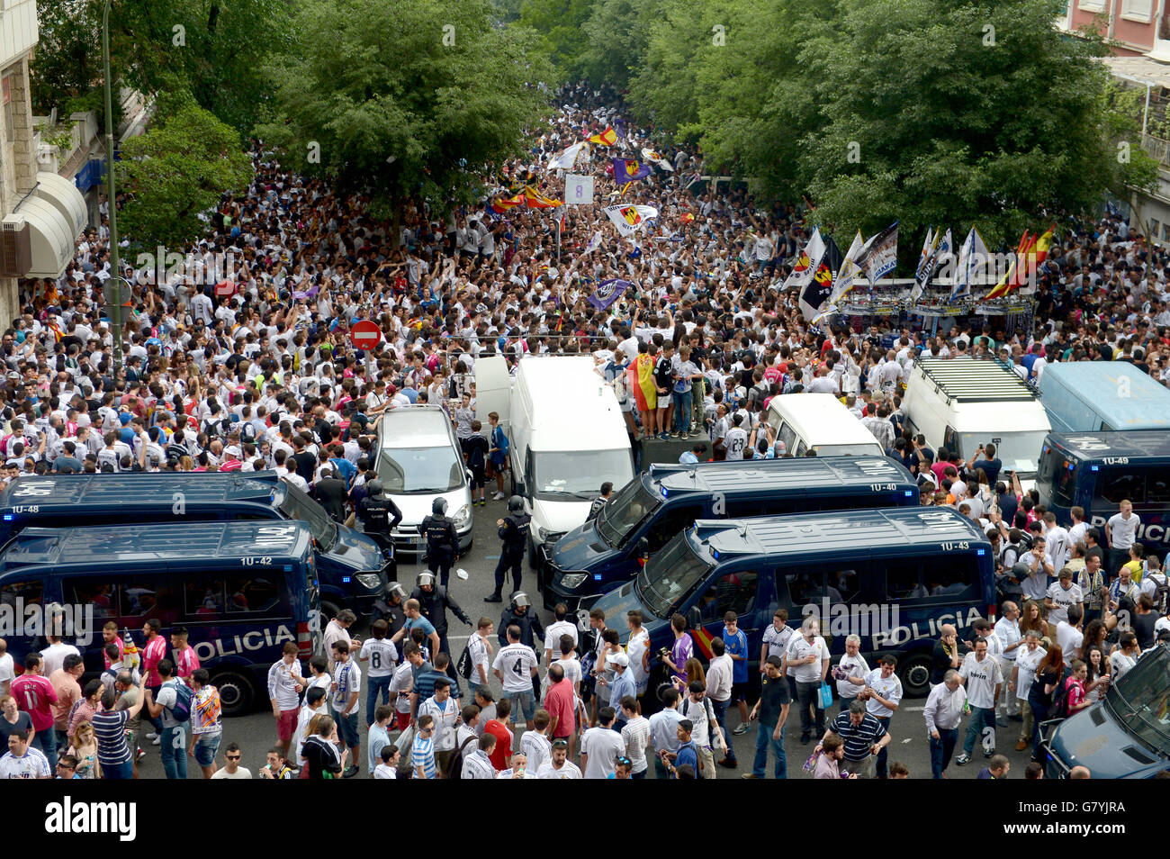 Santiago bernabeu fans hi-res stock photography and images - Alamy