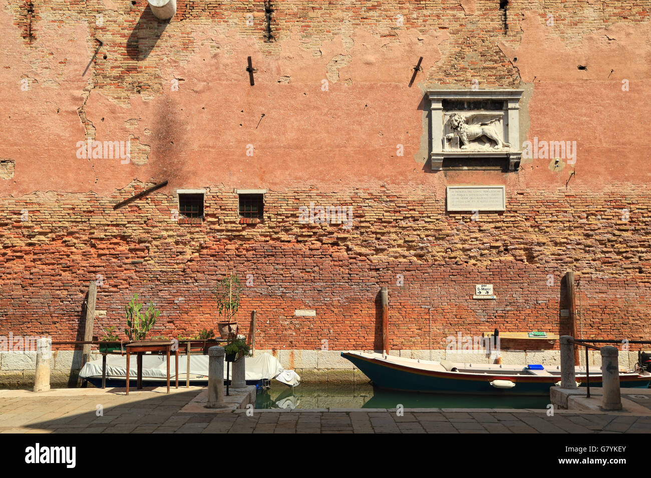 Venice wall textures hi-res stock photography and images - Alamy