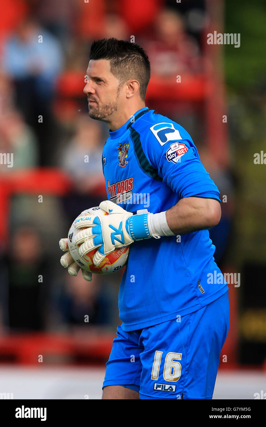 Stevenage goalkeeper chris day hi-res stock photography and images - Alamy