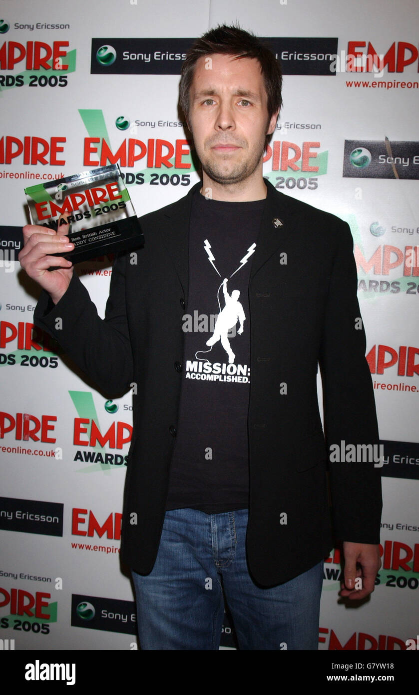 Showbiz film cinema celebrity awards actor half length holding award hi ...