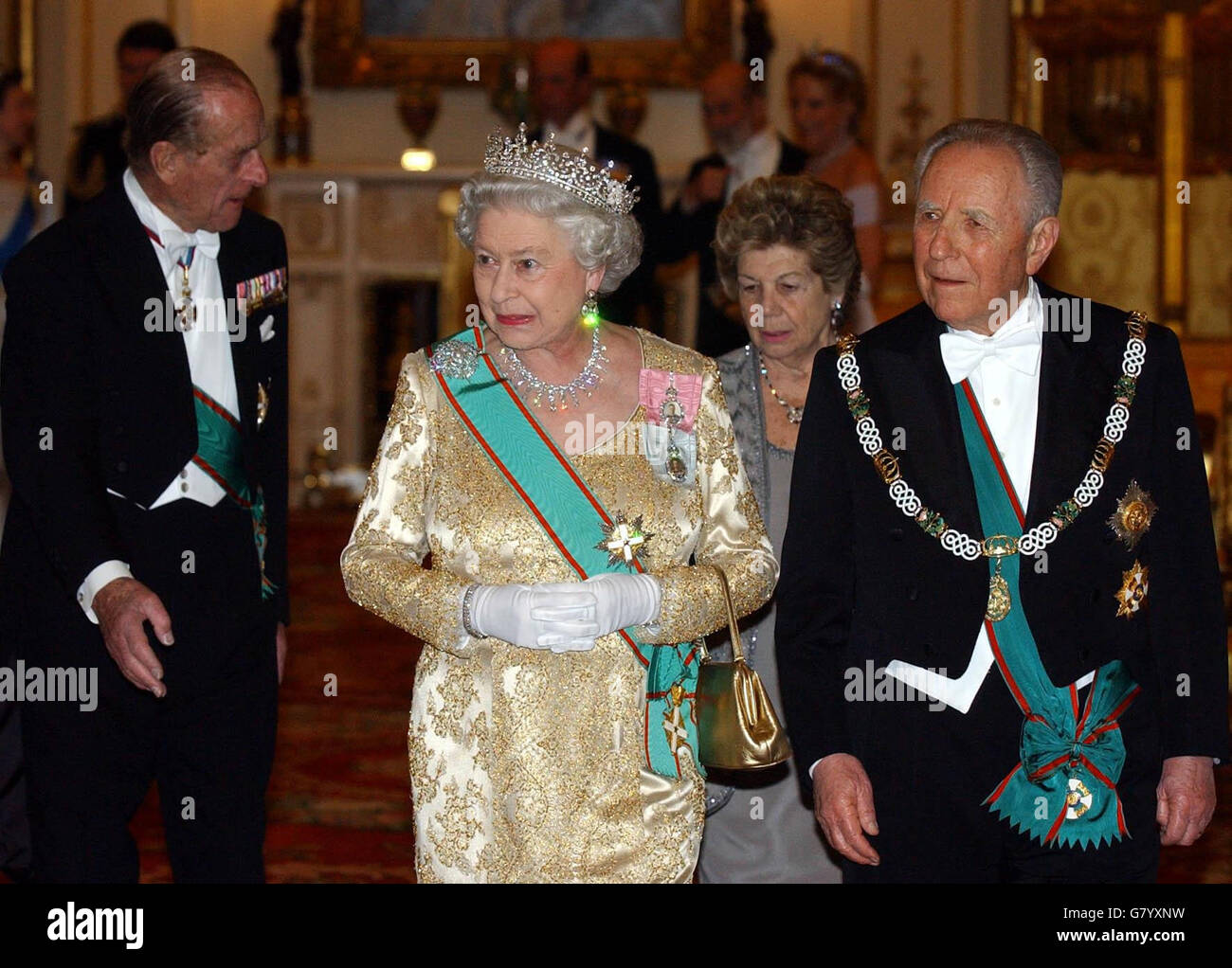 Britain's Queen Elizabeth II with Italian President Carlo Ciampi and ...