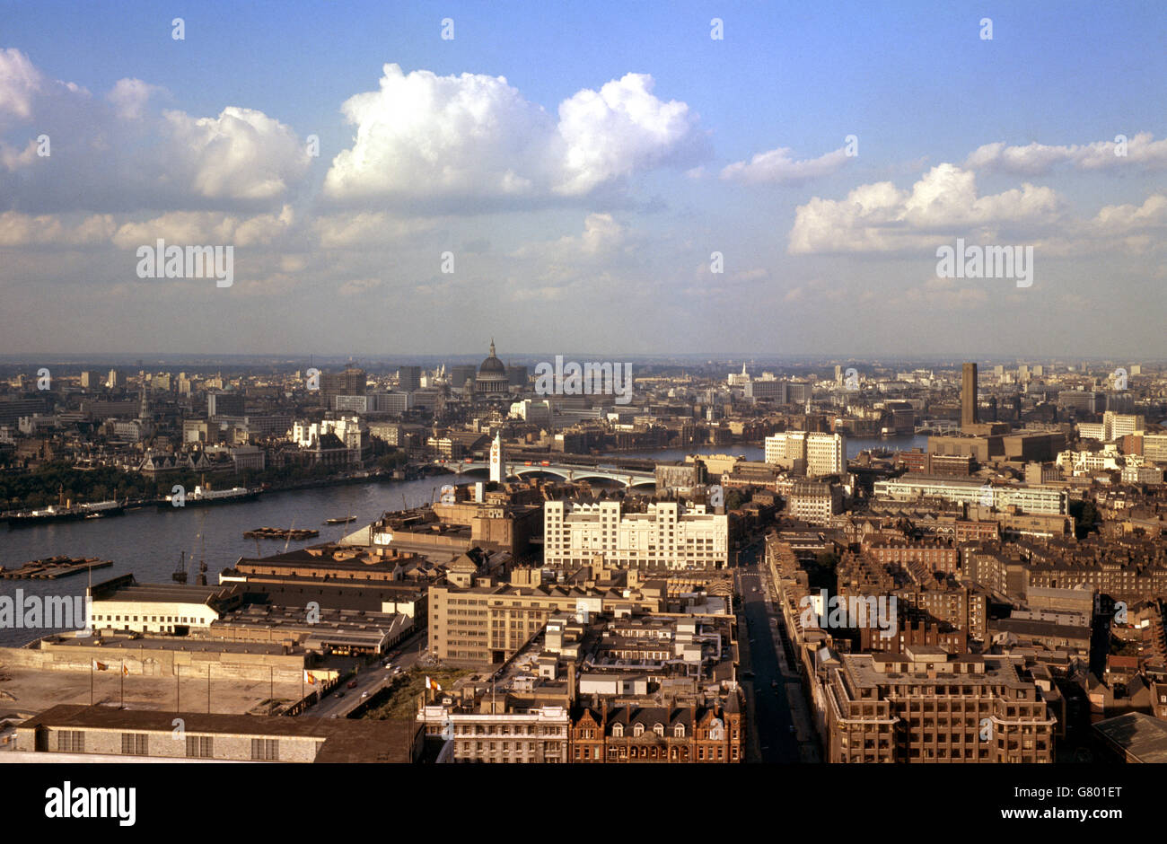 London Scenes - Shell Building Stock Photo - Alamy